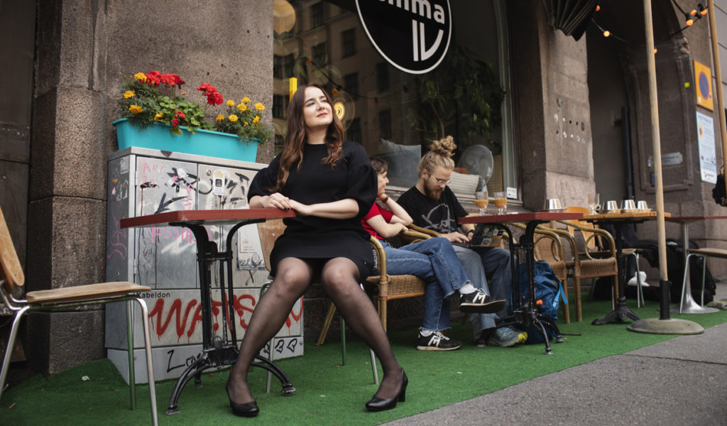 Aava sekoilee töissä ja saa potkut, Kaarina ratkoo rikoksia ja Hellä ...