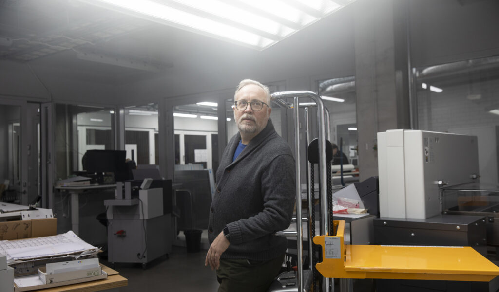 Palkittua kuvajournalistia Donald Weberiä kiinnostavat piiloon jäävät ...