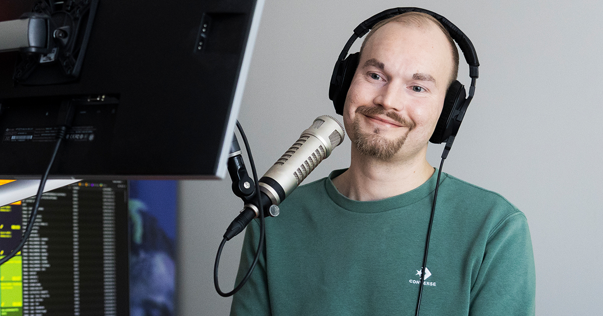 Sami Turunen haastattelee keskustellen - Journalisti